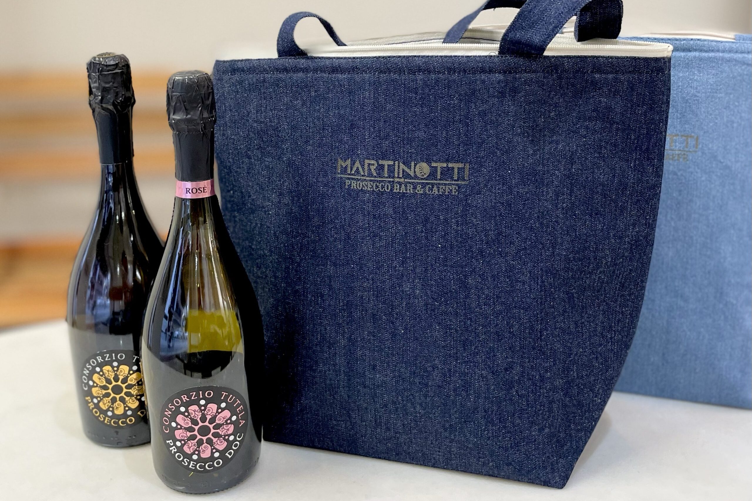 プロセッコの保冷バッグ – 【公式】マルティノッティ プロセッコ バー＆カフェ | MARTINOTTI Prosecco Bar & Caffè